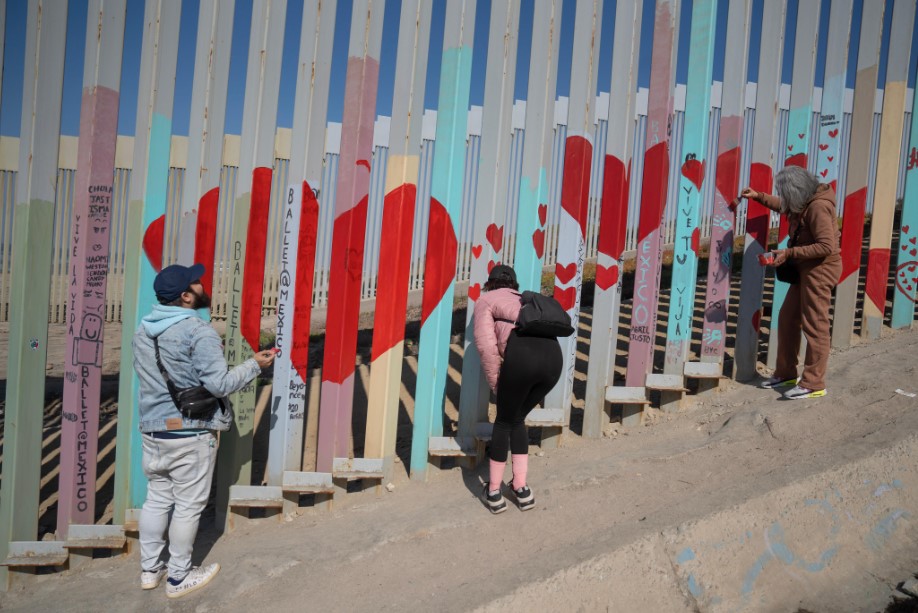 Transformaron el muro fronterizo en un mural de la esperanza en Playas ...